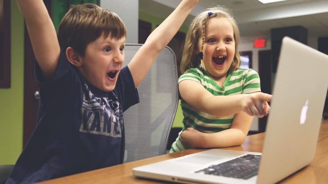 Comment choisir un bon jeu de société ? - Maman Bébés